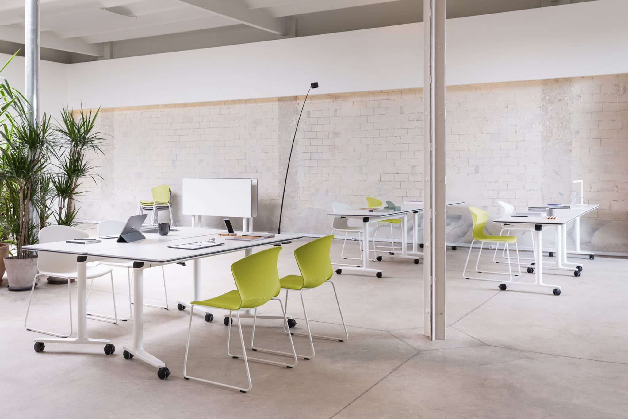 Colección Talent de Actiu. Diseño versátil en una mesa de trabajo