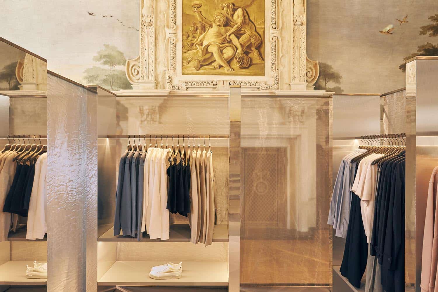 COS exhibe su colección entre los frescos del Palazzo Menz Bolzano