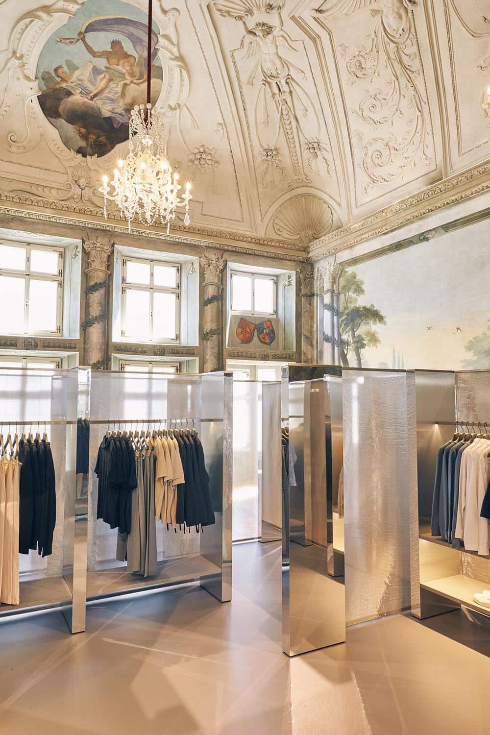 COS exhibe su colección entre los frescos del Palazzo Menz Bolzano