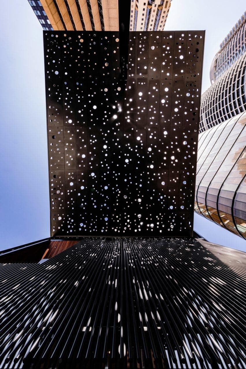 David Adjaye cubre con un velo de acero una plaza pública