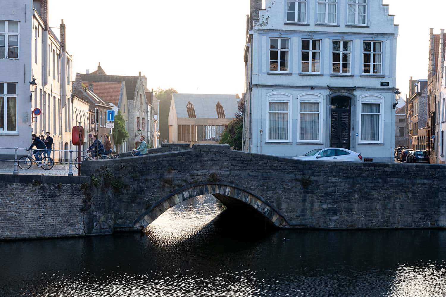Pabellón de madera. Diptych Pavilion. de Jon Lott. Trienal de Brujas