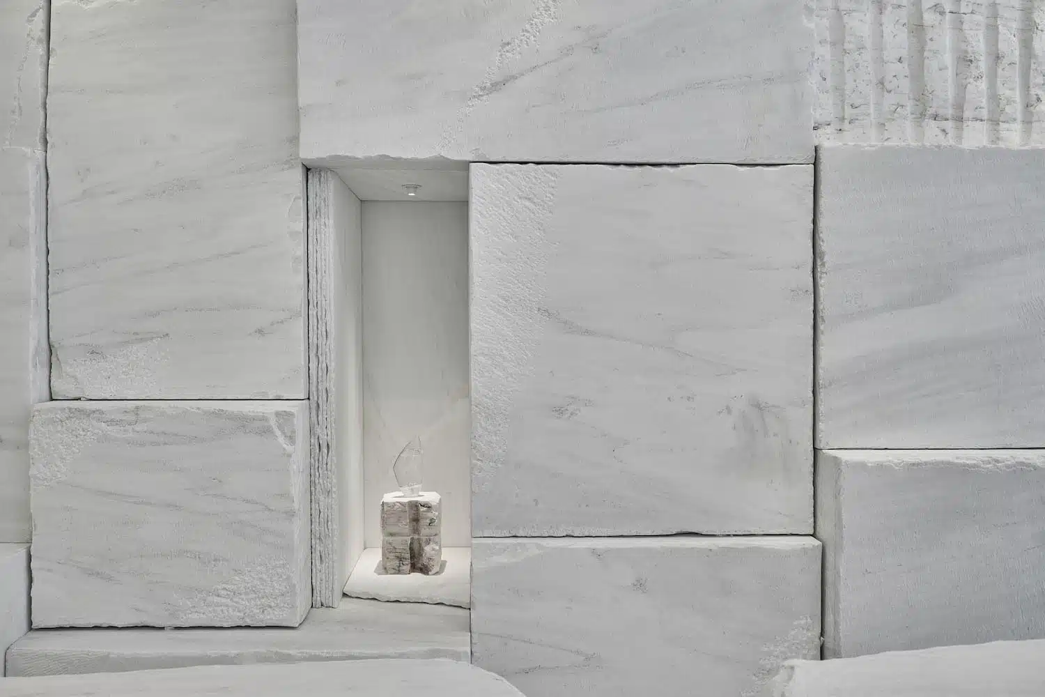 Saint of Athens cincela la flagship store de Nikos Sculpture