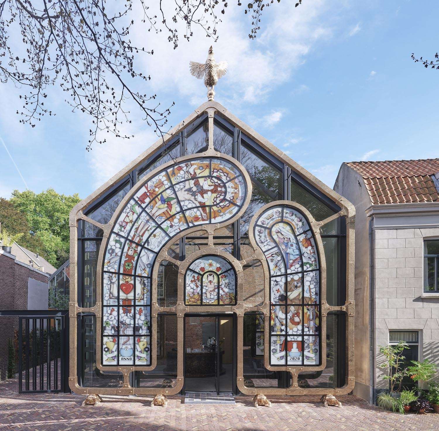 La vidriera de Studio Job a una antigua iglesia de Países Bajos