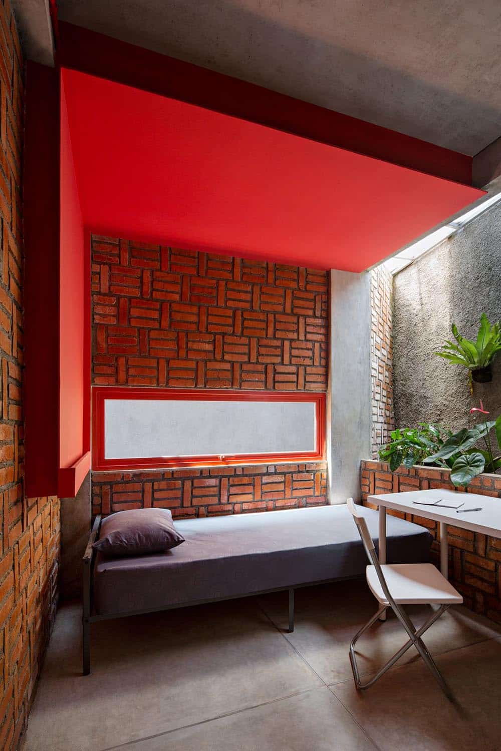 Experimentar con un edificio rojo para transformarlo en un espacio coliving