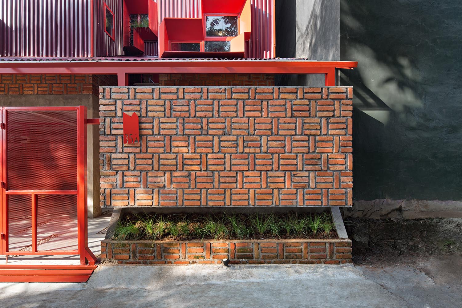 Experimentar con un edificio rojo para transformarlo en un espacio coliving