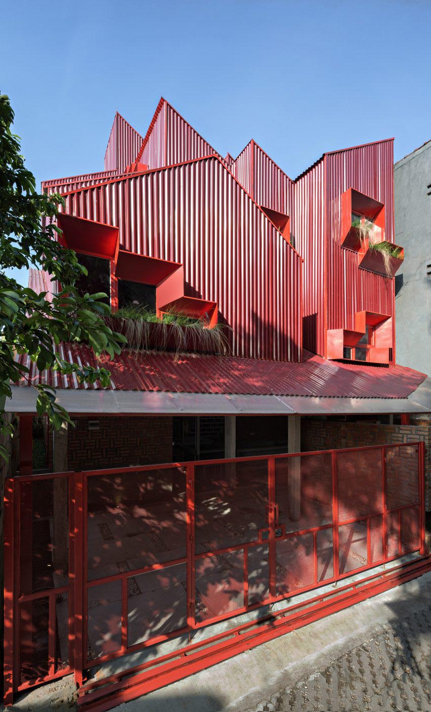 Experimentar con un edificio rojo para transformarlo en un espacio coliving