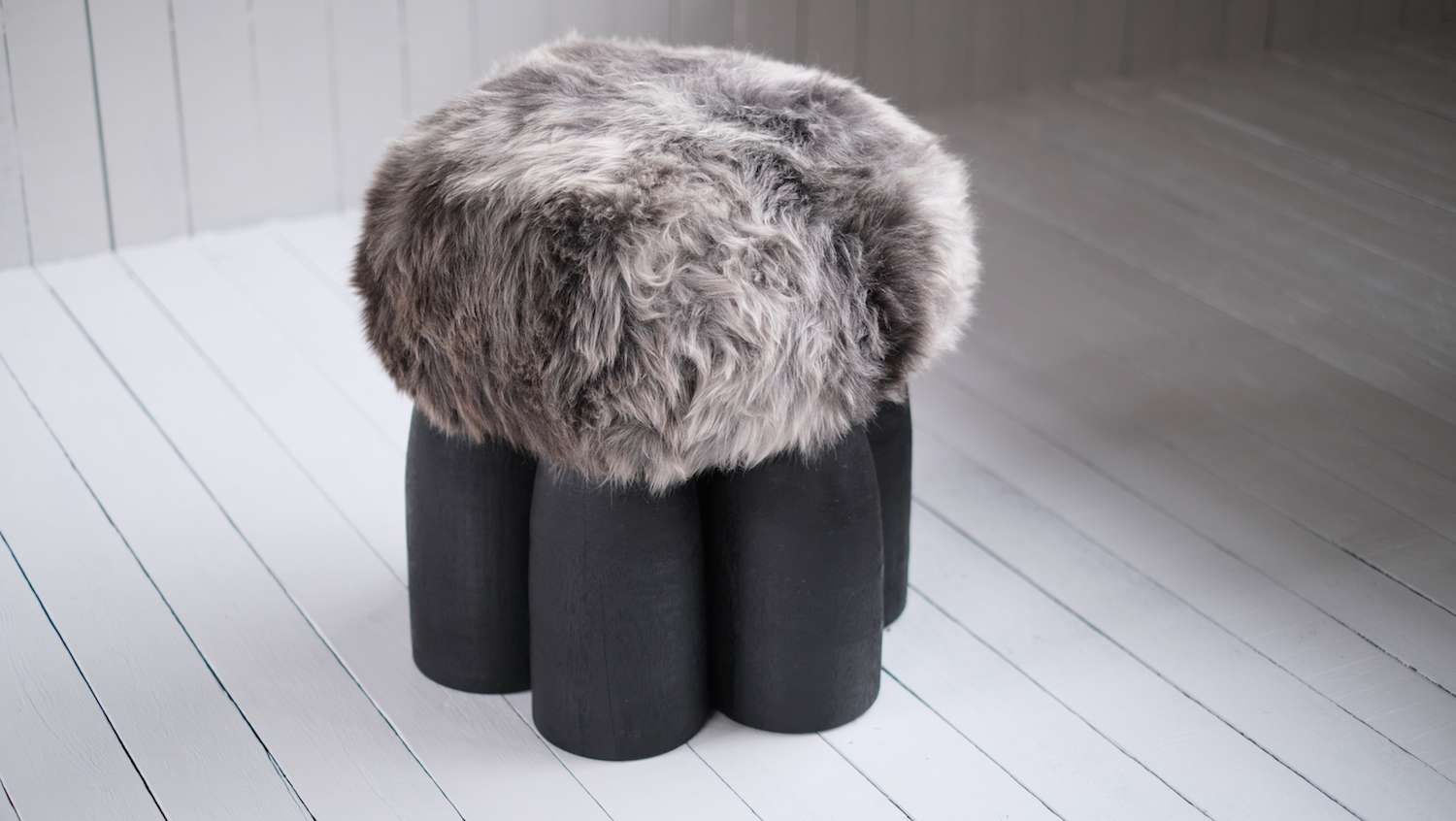 Arno Declercq. Diseño monocromo en clave primitiva