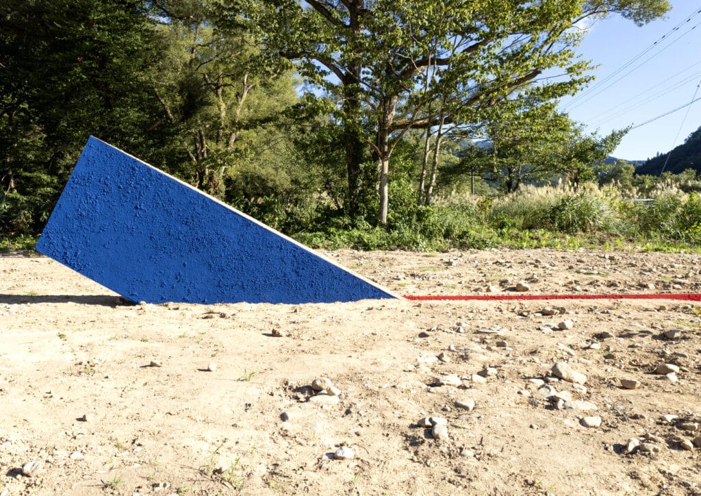 Serpent Lady Land Art. La grieta del planeta de Hajime Yoshida