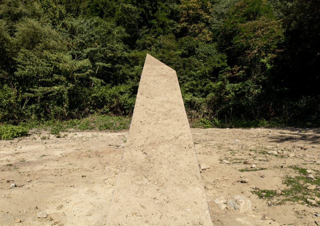 Serpent Lady Land Art. La grieta del planeta de Hajime Yoshida