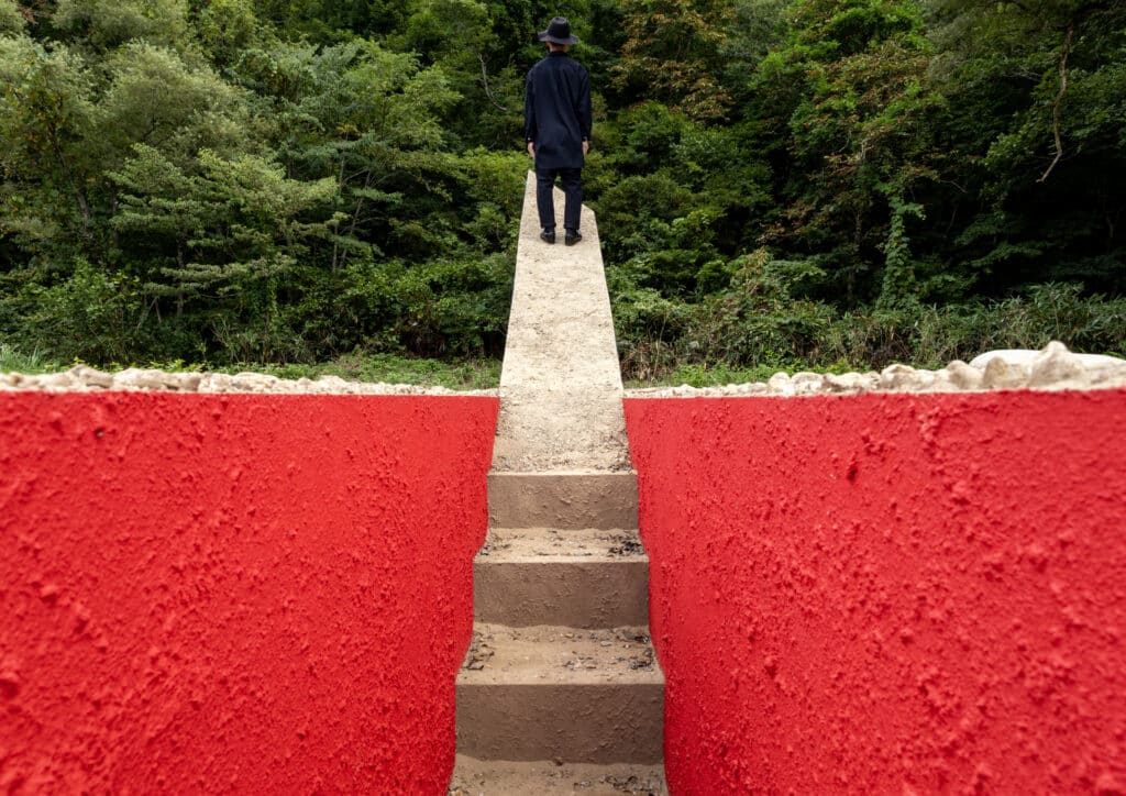 Serpent Lady Land Art. La grieta del planeta de Hajime Yoshida