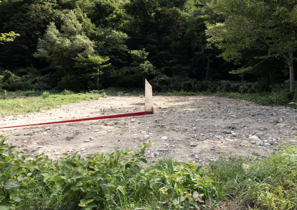 Serpent Lady Land Art. La grieta del planeta de Hajime Yoshida