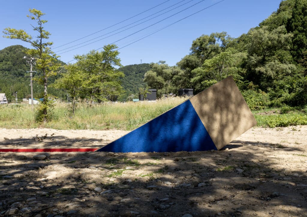 Serpent Lady Land Art. La grieta del planeta de Hajime Yoshida
