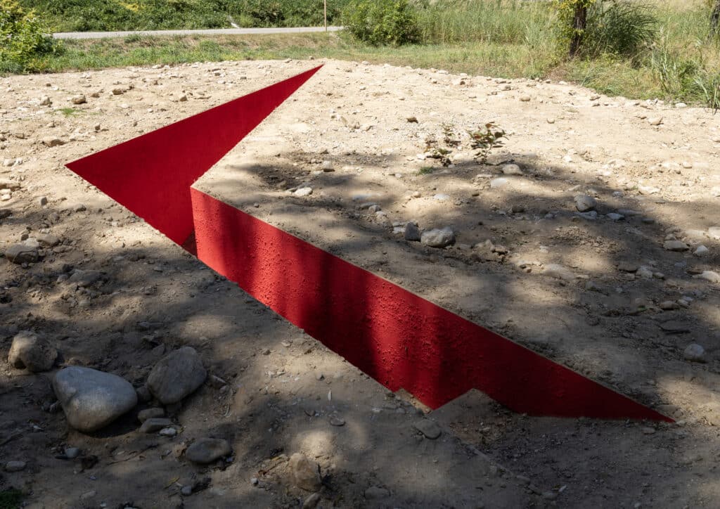 Serpent Lady Land Art. La grieta del planeta de Hajime Yoshida