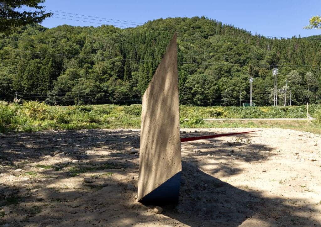 Serpent Lady Land Art. La grieta del planeta de Hajime Yoshida