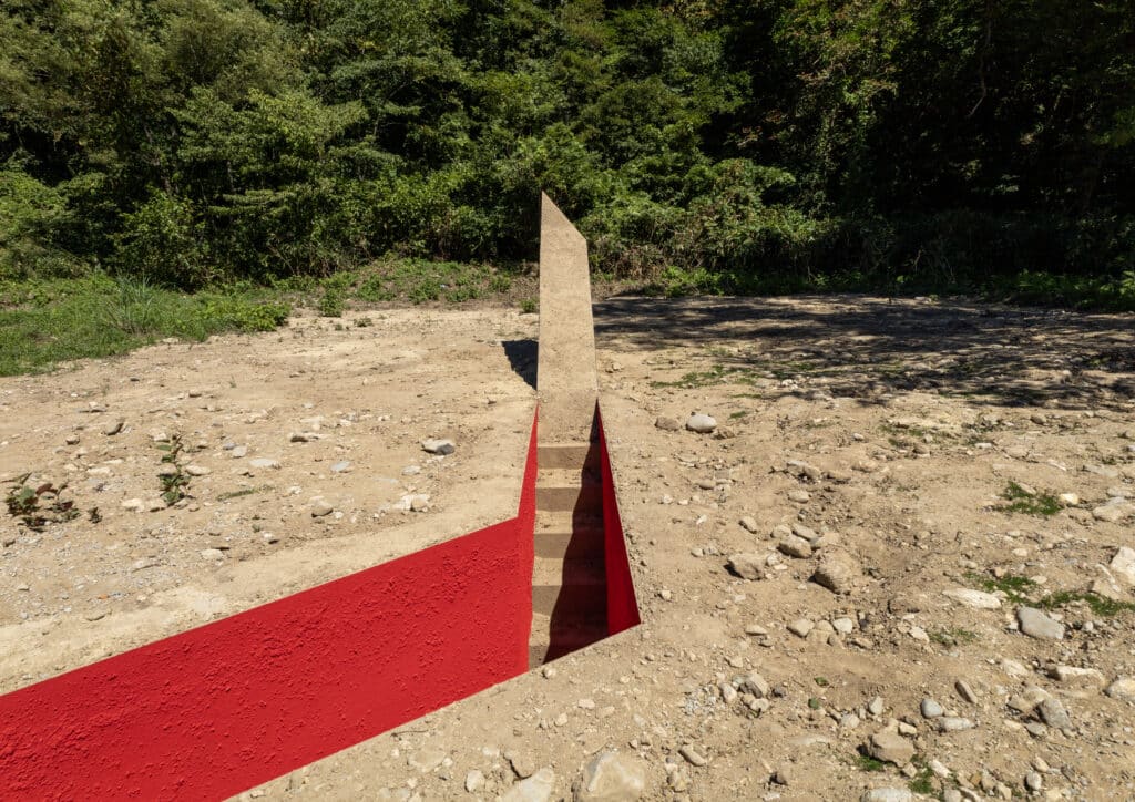 Serpent Lady Land Art. La grieta del planeta de Hajime Yoshida