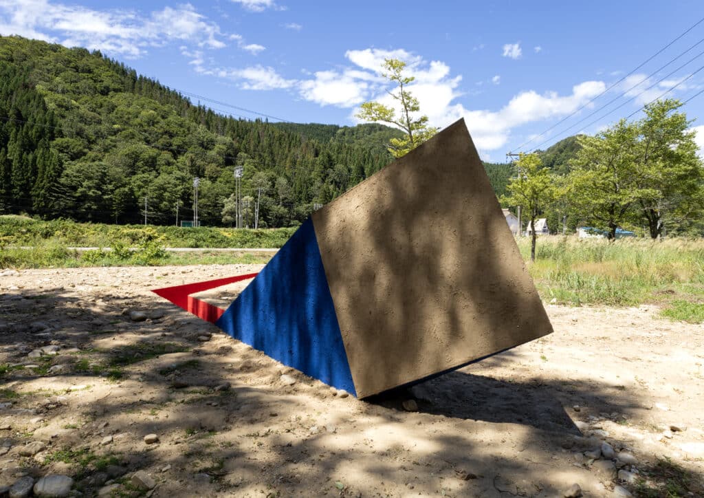 Serpent Lady Land Art. La grieta del planeta de Hajime Yoshida