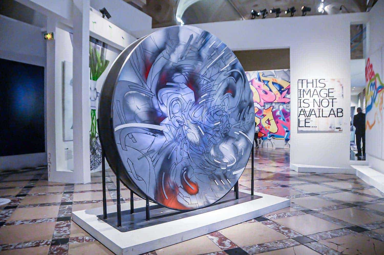 arte urbano expuesto en el ayuntamiento de París