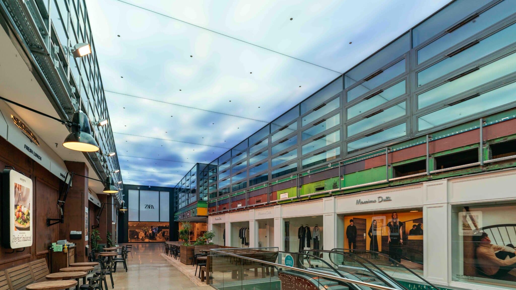 Un lienzo gigante digital de 1.100m2 en el centro comercial L'illa ...